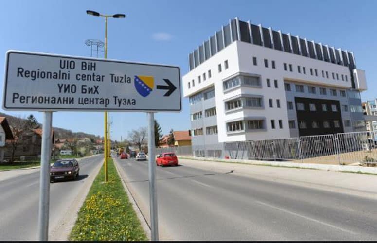 Poznata imena uhapšenih službenika UIO u Tuzli, osumnjičenih za ...
