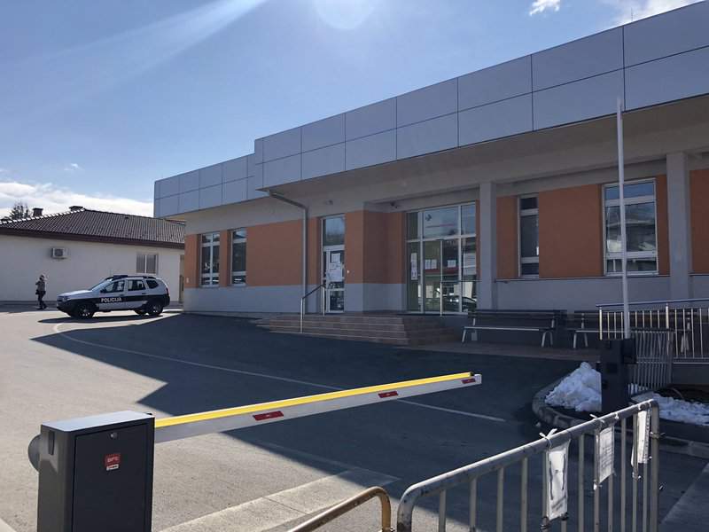 MUP USK vrši pretres Doma zdravlja Cazin - Tuzla L!VE