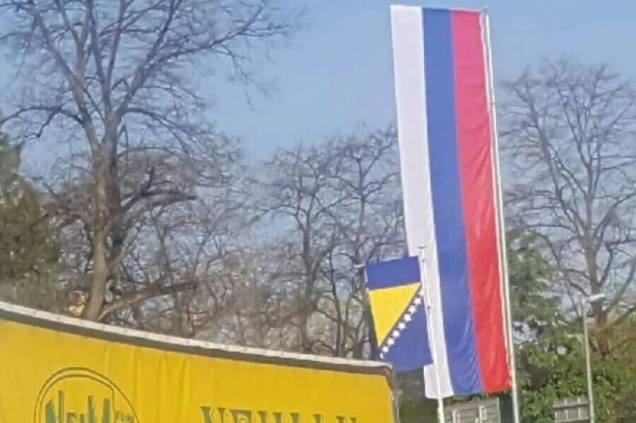 Na granici s Hrvatskom postavljena zastava RS iznad zastave Bosne i ...