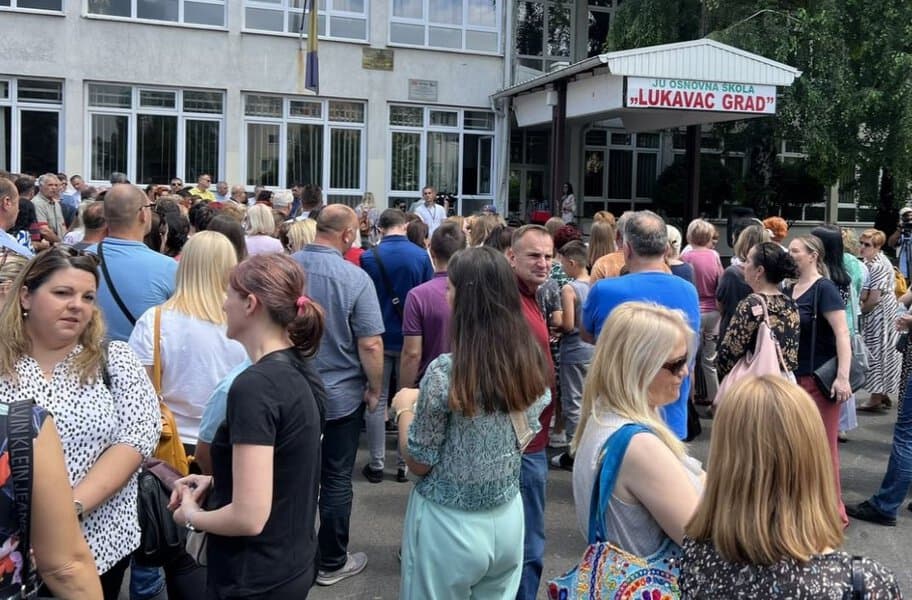 Mirna šetnja u Lukavcu povodom tragičnog događaja u OŠ "Lukavac Grad ...