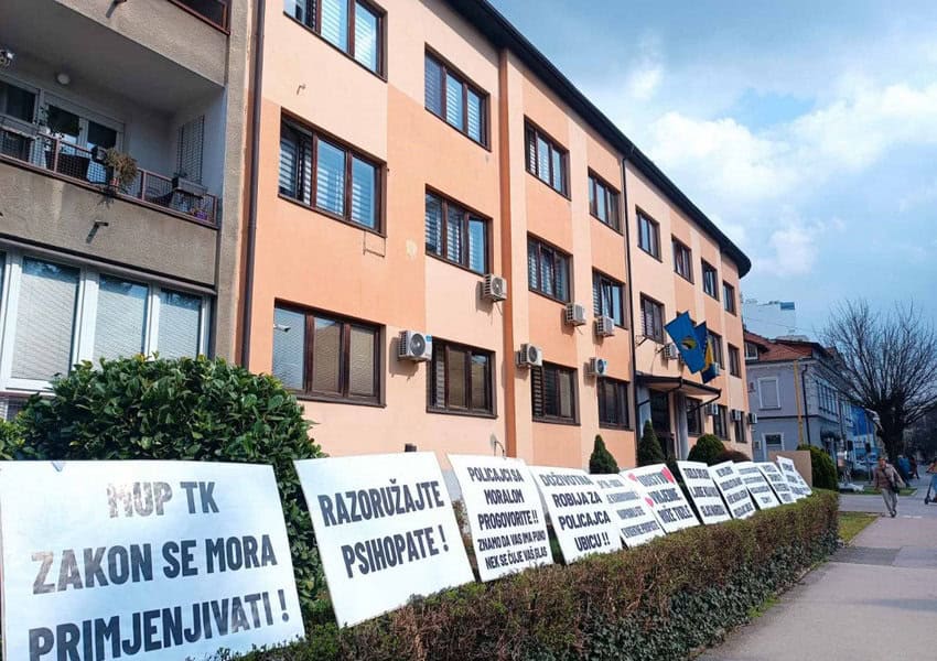 Zgrada MUP-a TK okružena transparentima: Razoružajte psihopate - Tuzla L!VE