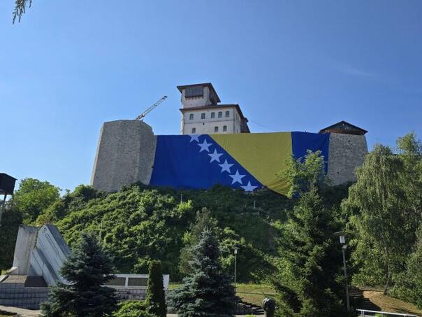 Najveća zastava BiH postavljena na kulu Husein-kapetana Gradaščevića ...